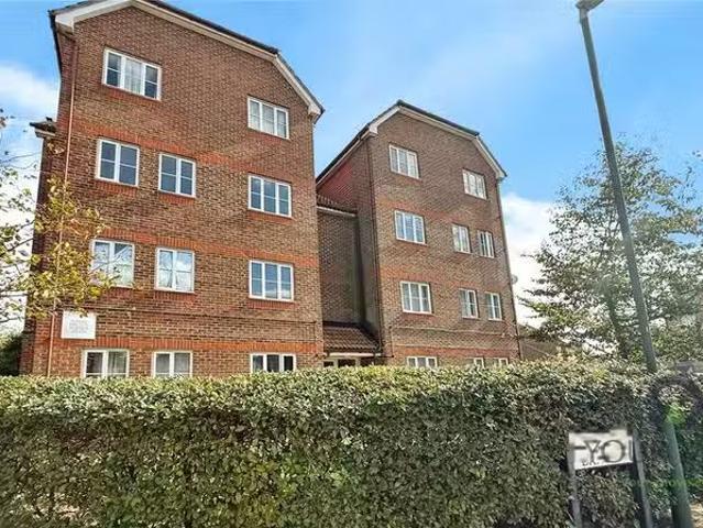 Nice 1 BA 1 bedroom Flat to rent, Fairway Drive, London, SE28.