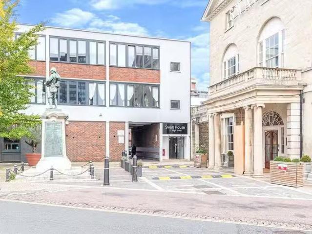 Unique 1 BA 1 bedroom Flat to rent, High Street, Bedford, MK40.