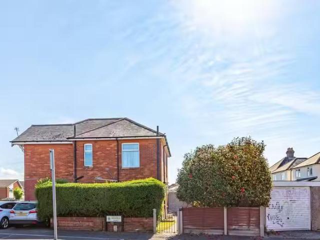 Cheap 1 BA 1 bedroom ground floor flat for rent in Ensbury Par.