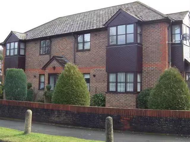 For Rent! 1 BA 1 bedroom ground floor flat for rent in Loudwat.