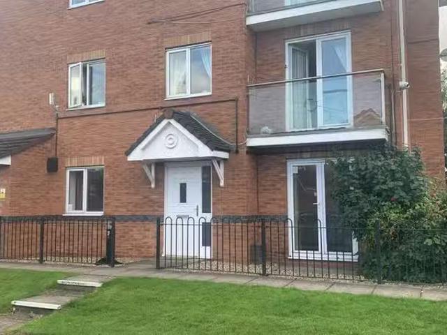 Nice 1 BA 1 bedroom ground floor flat for rent in Wolseley Str.