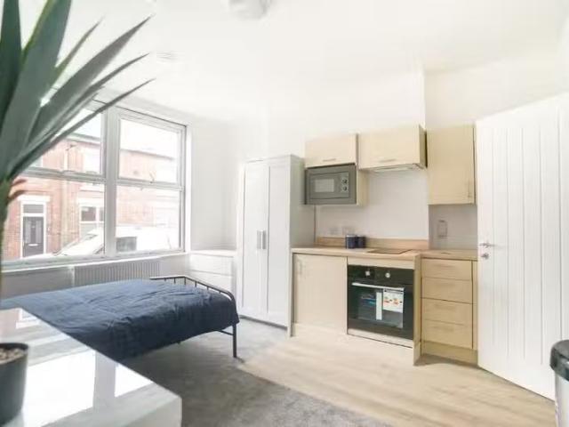 Cozy 1 BA 1 bedroom house of multiple occupation for rent in E.