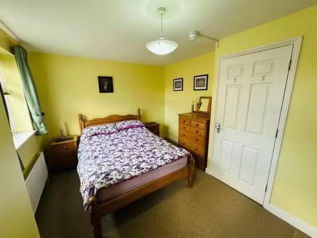 Cheap 1 BA 1 bedroom house share for rent in Rookes Crescent.