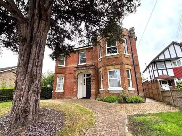 Cozy 1 BA 1 bedroom penthouse for rent in Whitstable Road, Can.