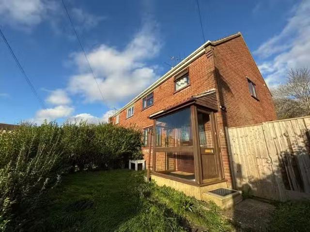 Deal! 1 BA 1 bedroom semi detached house for rent in St George.