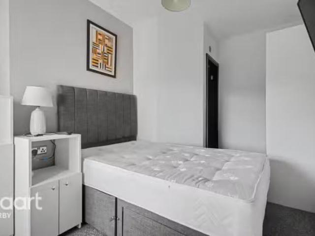 Cozy 1 BA 1 bedroom terraced house for rent in St Thomas Road.
