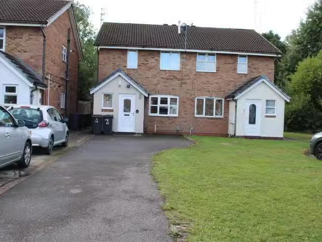 Cheap 1 BA 2 bedroom maisonette for rent in Avebury Close, Nun.