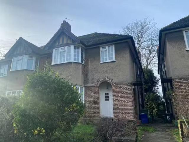 Charming 1 BA 2 bedroom maisonette for rent in Ethelbert Close.