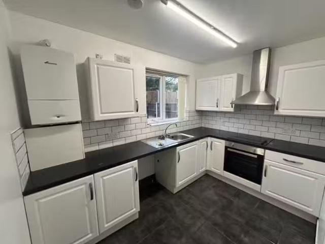 Charming 1 BA 2 bedroom maisonette for rent in Ivyfield Road.