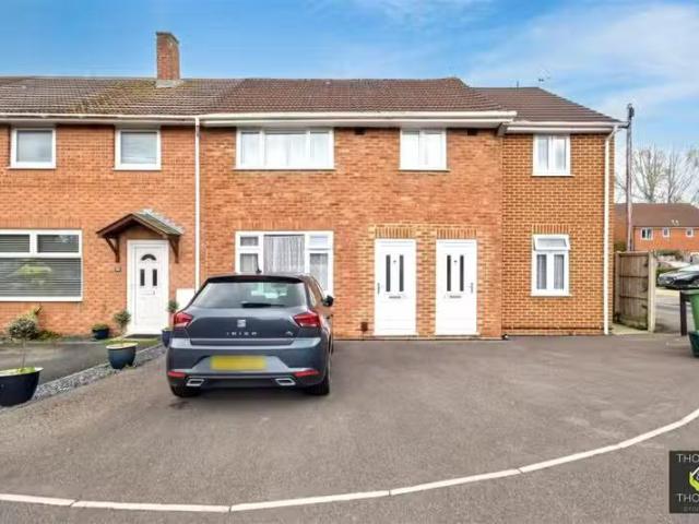 Rental! 1 BA 2 bedroom maisonette for rent in Medway Crescent.