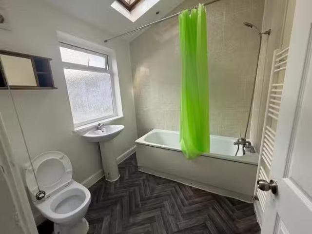 New 1 BA 2 bedroom maisonette for rent in Romford Road, London.