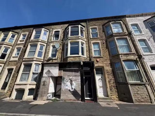 For Rent! 1 BA 2 bedroom apartment for rent in 18a Alexandra R.