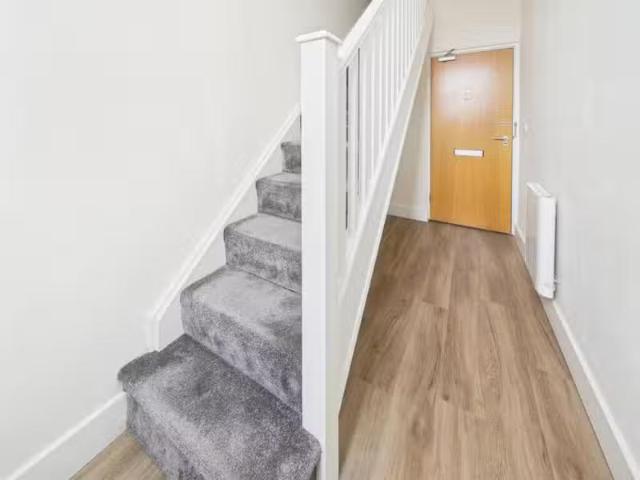 Deal! 1 BA 2 bedroom apartment for rent in Top Floor Apartment.
