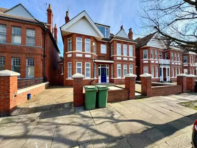 New 1 BA 2 bedroom apartment for rent in Vallance Gardens, Hov.