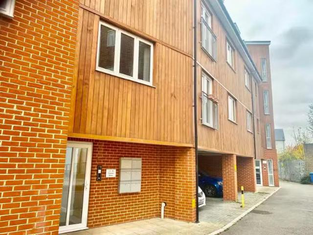 Deal! 1 BA 2 bedroom apartment for rent in Victoria Mews, Rege.