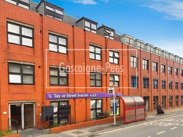 Unique 1 BA 2 bedroom apartment for rent in Victoria Road, Ald.