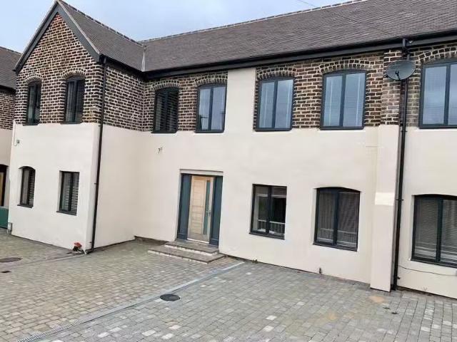 Nice 1 BA 2 bedroom apartment for rent in WORDSLEY High Stre.