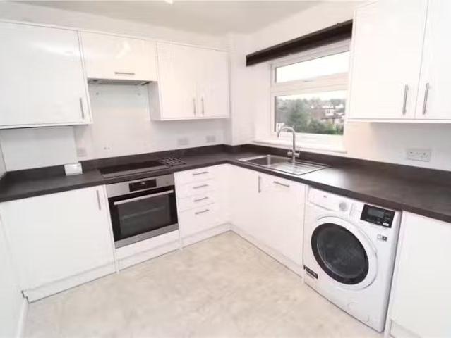 Deal! 1 BA 2 bedroom apartment for rent in Albemarle Road, Bec.