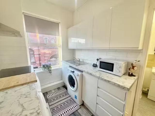 Deal! 1 BA 2 bedroom apartment for rent in Alderson Road, L15