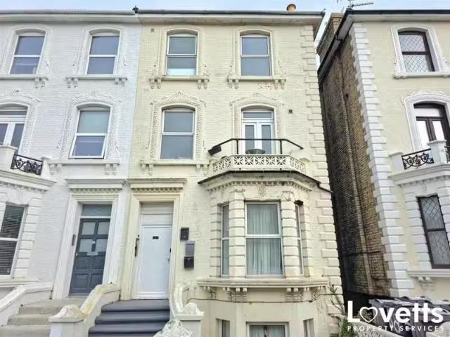Just in! 1 BA 2 bedroom apartment for rent in Athelstan Road.