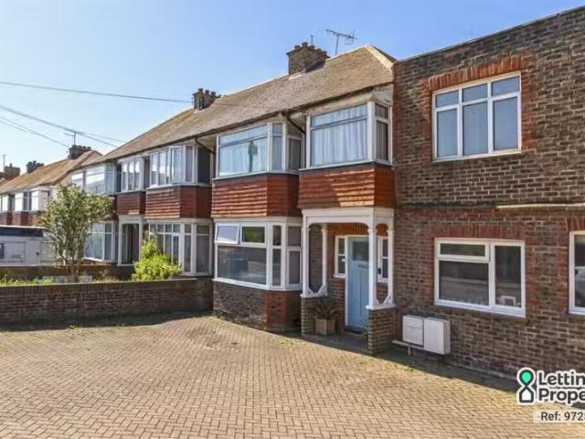 Nice 1 BA 2 bedroom apartment for rent in Brougham Road, Worth.