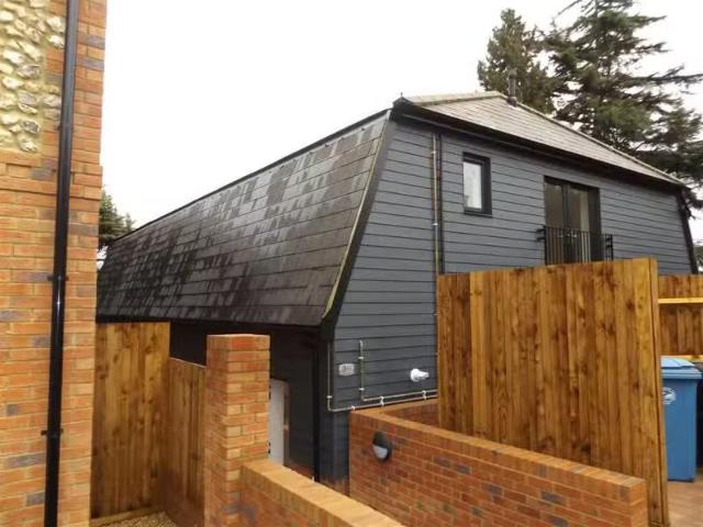 For Rent! 1 BA 2 bedroom apartment for rent in Chartridge Lane.