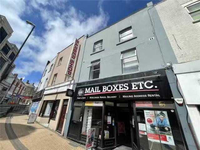 Just in! 1 BA 2 bedroom apartment for rent in Commercial Road.