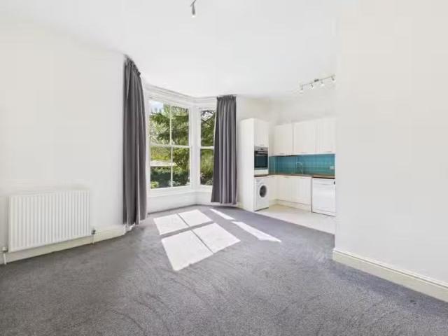 Deal! 1 BA 2 bedroom apartment for rent in Flat 2, 55 Bateman.