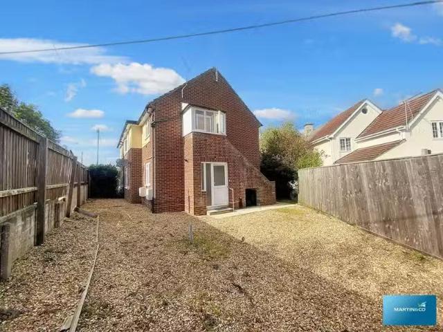 Rental! 1 BA 2 bedroom apartment for rent in Hightown Road, Ri.