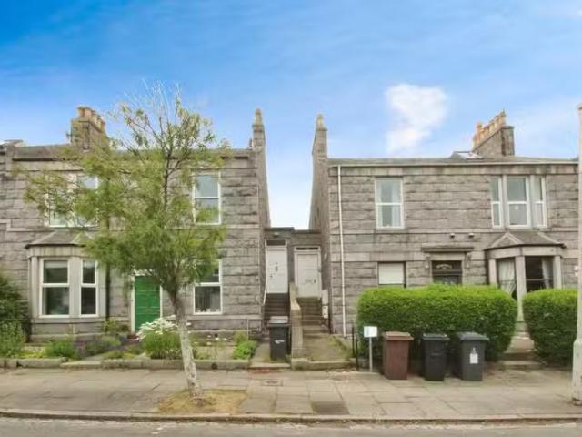 Deal! 1 BA 2 bedroom apartment for rent in Mile end Avenue, Ab.
