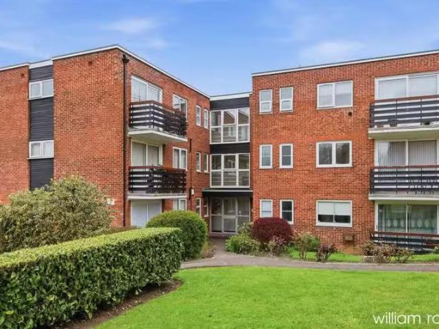Just in! 1 BA 2 bedroom apartment for rent in Parkmore Close.