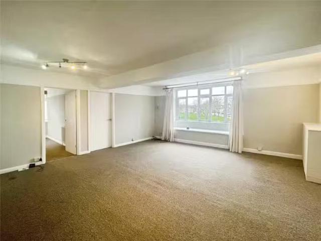 Cozy 1 BA 2 bedroom apartment for rent in Queens Road, Weybrid.
