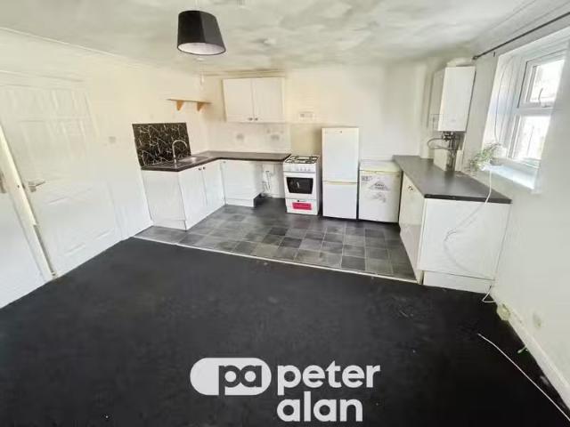 Charming 1 BA 2 bedroom apartment for rent in Railway street.