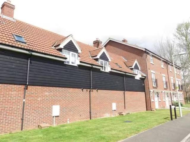 Nice 1 BA 2 bedroom apartment for rent in Russet Drive, Red Lo.