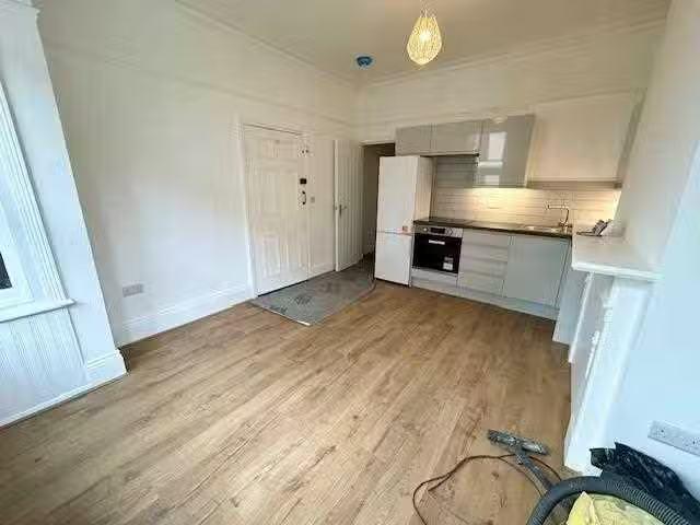 Cheap 1 BA 2 bedroom apartment for rent in Sackville Road, Hov.