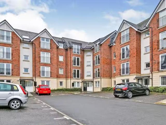 Deal! 1 BA 2 bedroom apartment for rent in Shepherds Court, Gi.