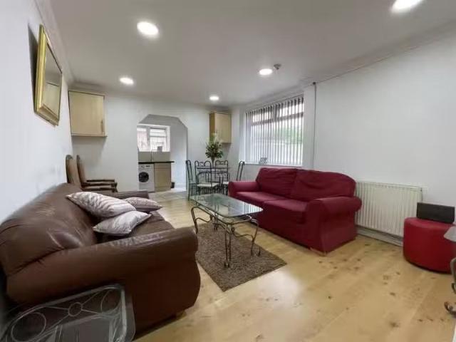Nice 1 BA 2 bedroom apartment for rent in Stacey Road, Cardiff.