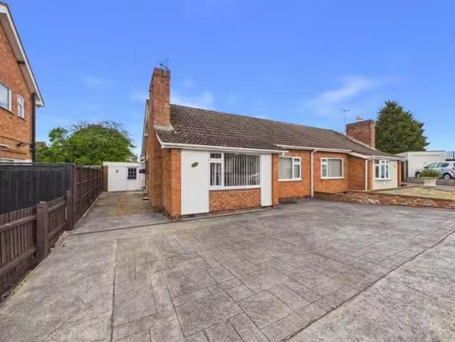 Charming 1 BA 2 bedroom bungalow for rent in Elwin Avenue, Wig.