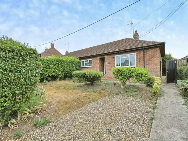 Cozy 1 BA 2 bedroom bungalow for rent in St. Michaels Crescent.