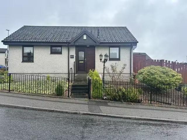 Deal! 1 BA 2 bedroom bungalow for rent in 101 Fairview Crescen.