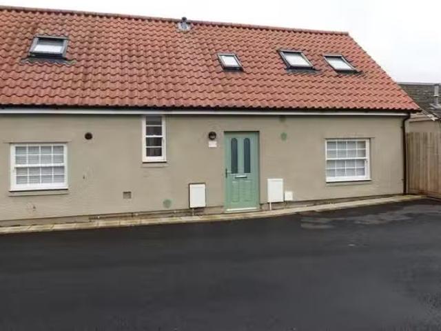 Just in! 1 BA 2 bedroom cottage for rent in Castle Mews, Sodbu.