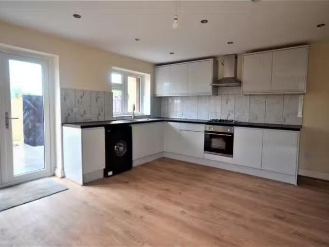 Charming 1 BA 2 bedroom detached house for rent in Bysouth Clo.