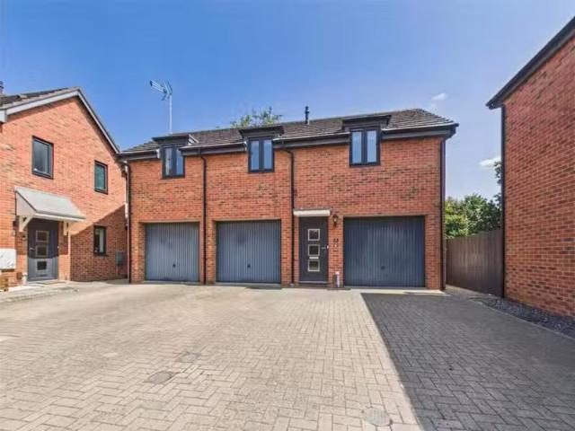 Cozy 1 BA 2 bedroom detached house for rent in Blossom Court.