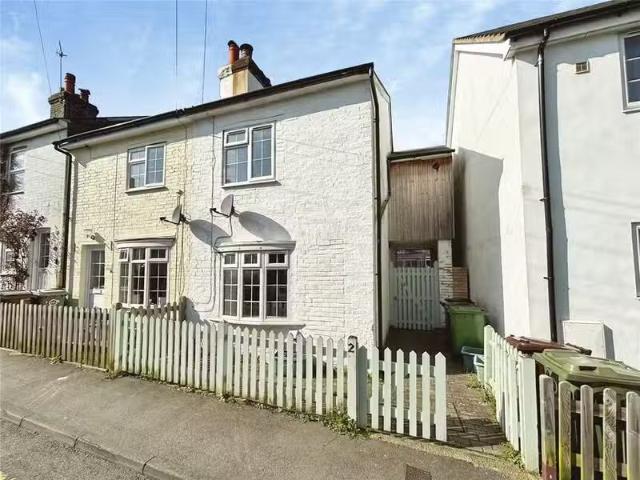 Nice 1 BA 2 bedroom End Terrace House to rent, Edward Street.
