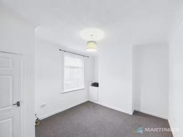 Cheap 1 BA 2 bedroom end of terrace house for rent in Cross St.