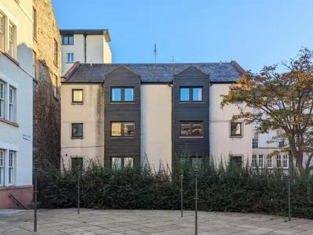 For Rent! 1 BA 2 bedroom flat for rent in 11/5 Bells Wynd. 146.