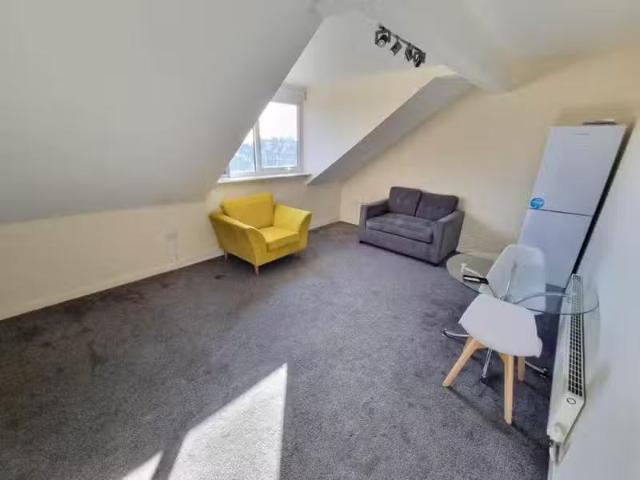 Rental! 1 BA 2 bedroom flat for rent in 341 Tong Street, Bradf.