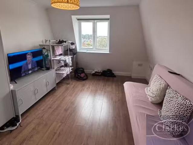 Just in! 1 BA 2 bedroom flat for rent in 501 Wimborne Road, Wi.