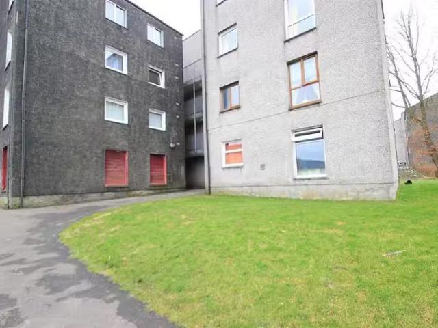 Charming 1 BA 2 bedroom flat for rent in Cedar road, Abronhill.