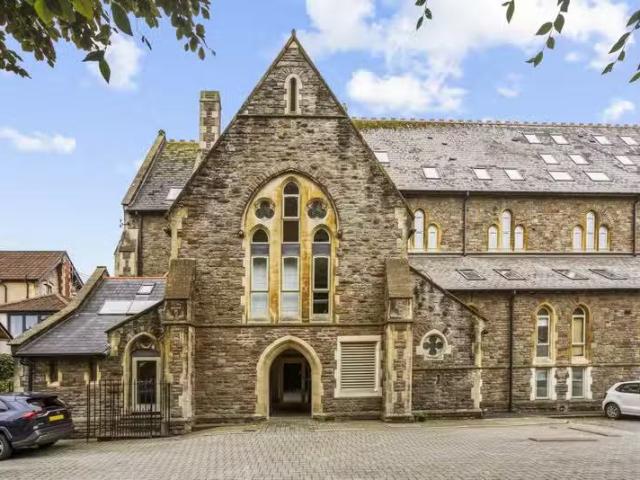 Cozy 1 BA 2 bedroom flat for rent in Chandos, Woodfield Road.